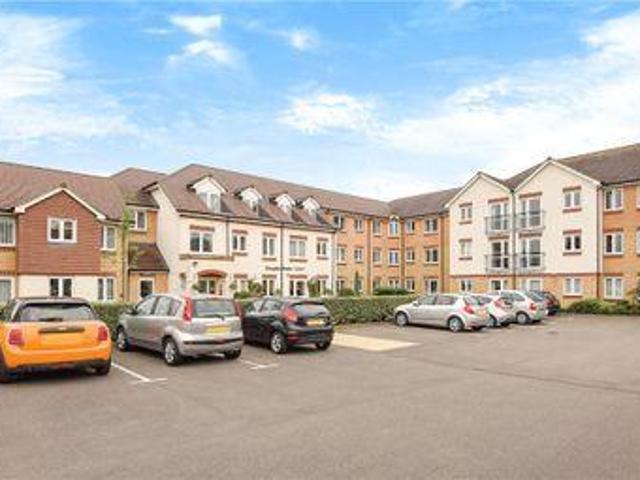 1 Bedrooms Flat for sale in Douglas Bader Court, Howth Drive, Reading RG5