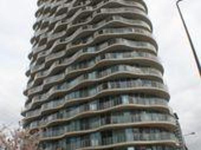 1 Bedrooms Flat for sale in East Tower, Tidal Basin Road, London E16
