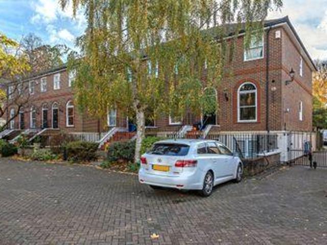 1 Bedrooms Flat for sale in King George Square, Richmond TW10