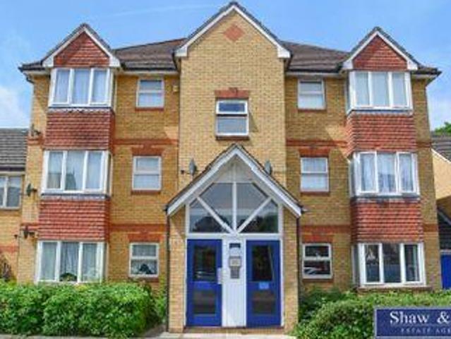 1 Bedrooms Flat for sale in Hollygrove Close, Hounslow, Middlesex TW3