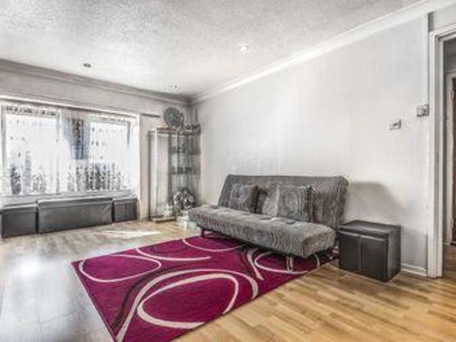 1 Bedrooms Flat for sale in Lacock Close, London SW19