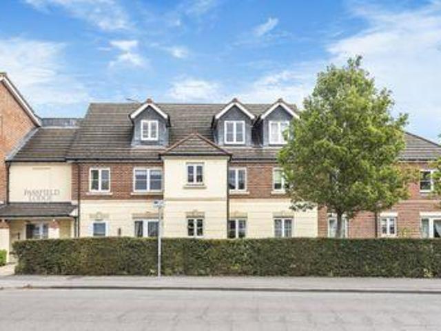 1 Bedrooms Flat for sale in Lightwater, Surrey GU18