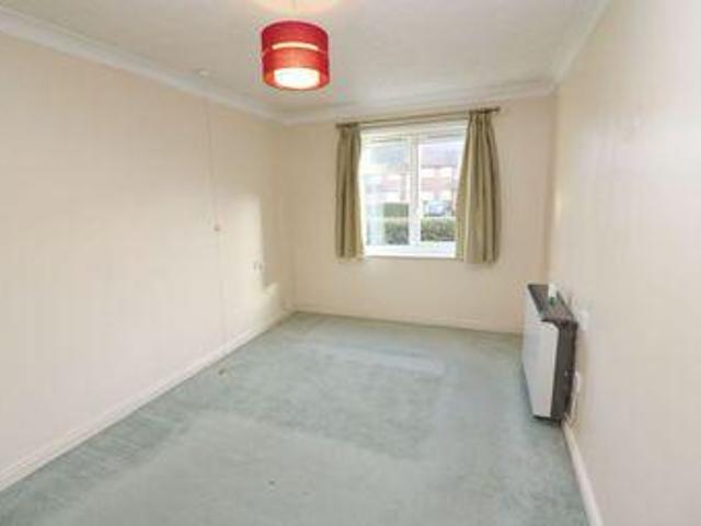 1 Bedrooms Flat for sale in Manor Farm Lane, Egham TW20