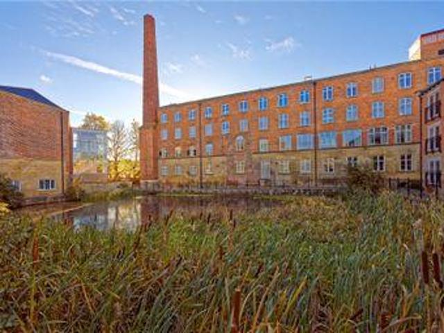 1 Bedrooms Flat for sale in Millpond Gardens, Eyres Mill Side, Leeds, West Yorkshire LS12