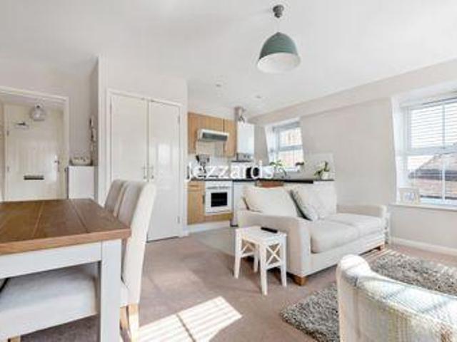 1 Bedrooms Flat for sale in Station Road, Hampton TW12