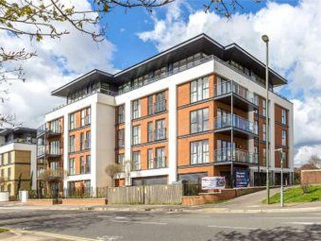 1 Bedrooms Flat for sale in Sycamore Avenue, Woking, Surrey GU22