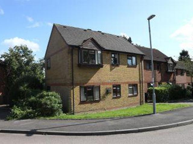 1 Bedrooms Flat for sale in Pear Tree Close, Chessington KT9