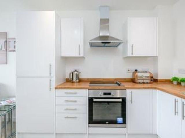 1 Bedrooms Flat for sale in Queens Moat House, St Edwards Way, Romford RM1