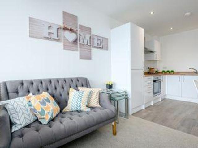 1 Bedrooms Flat for sale in Queens Moat House, St Edwards Way, Romford RM1