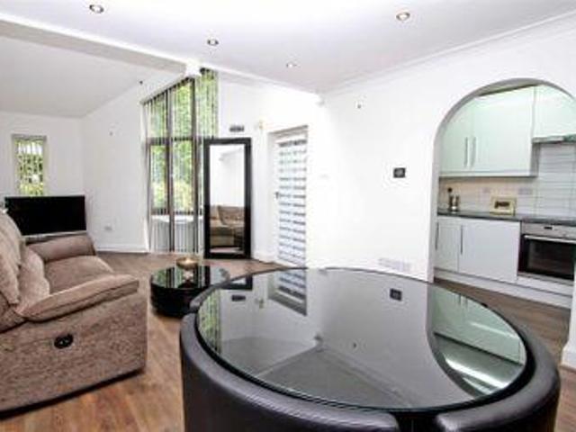 1 Bedrooms Flat for sale in Robinwood Grove, Uxbridge UB8