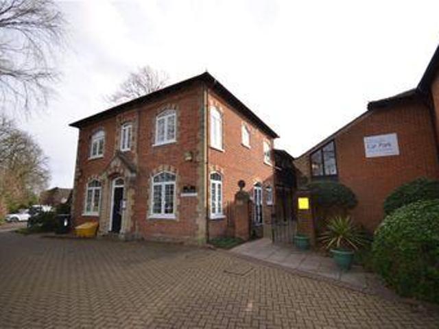 1 Bedrooms Flat for sale in The Elms, Broom Way, Blackwater GU17