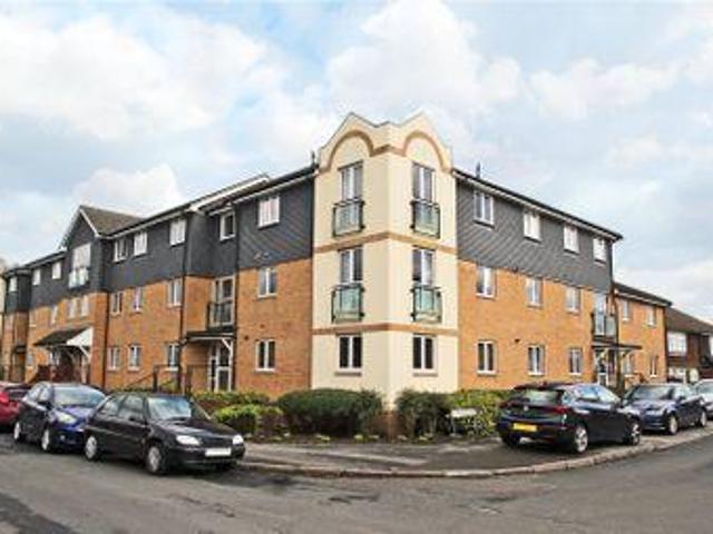 1 Bedrooms Flat for sale in The Rushes, Wapshott Road, Staines Upon Thames, Surrey TW18