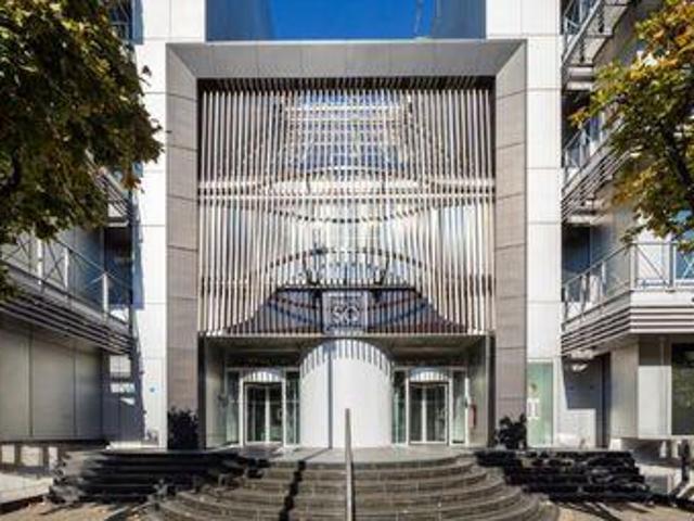 1 Bedrooms Flat for sale in Trinity Square, Staines Road, Hounslow TW3