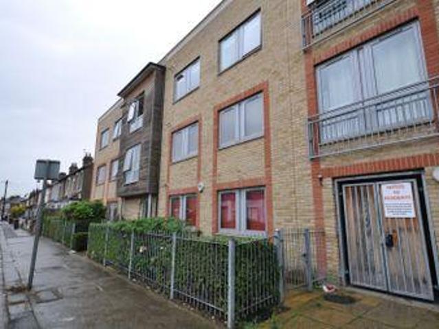 1 Bedrooms Flat for sale in Victoria Road, Barking Essex IG11