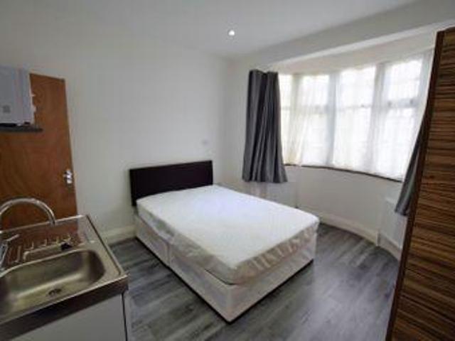 1 Bedrooms for rent in Aintree Crescent, Ilford IG6