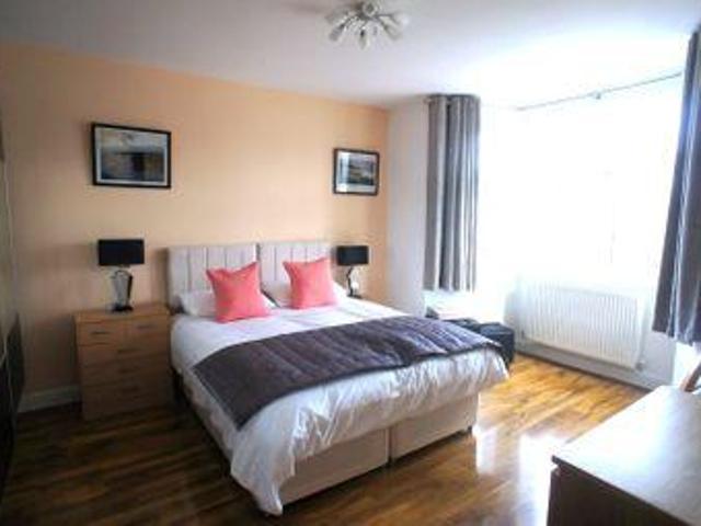 1 Bedrooms for rent in Connaught Avenue, Chingford, London E4