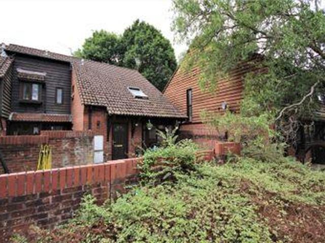 1 Bedrooms for sale in Woking, Surrey GU21