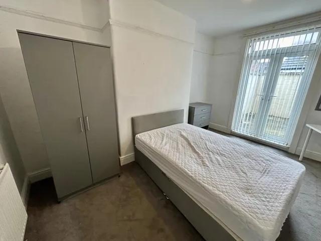 1 bedrooms house share to rent
