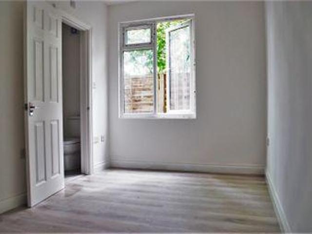 1 Bedrooms Studio for rent in The Birches, Heathside, Whitton, Hounslow TW4