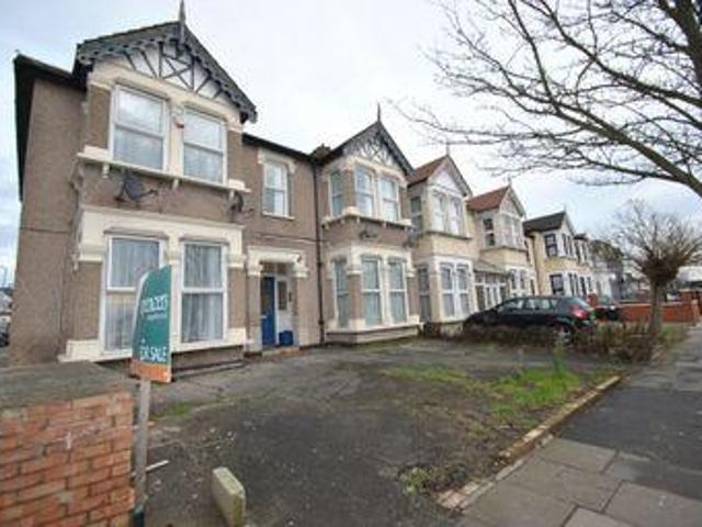 1 Bedrooms Studio for rent in The Drive, Cranbrook, Ilford IG1