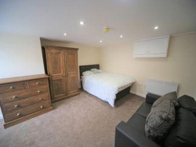 1 Bedrooms Studio for rent in Beechwood Walk, Burley, Leeds LS4