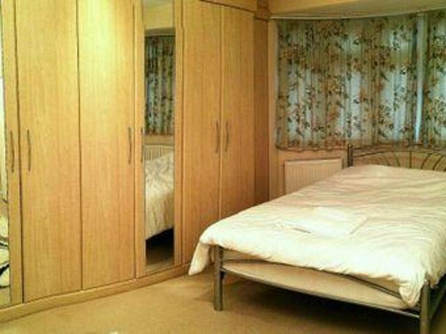 1 Bedrooms Studio for rent in Meadow Drive, London NW4