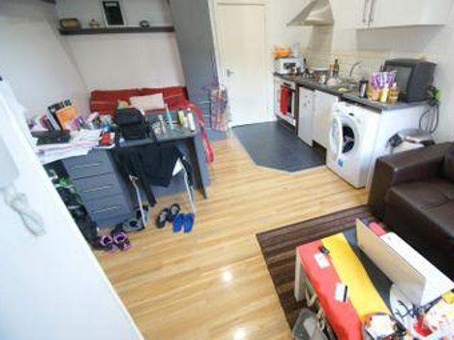 1 Bedrooms Studio for rent in Moorland Avenue, Hyde Park, Leeds LS6