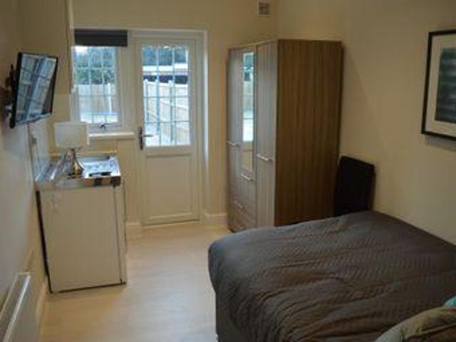 1 Bedrooms Studio for rent in Room 2 Ascot Close, Ilford IG6