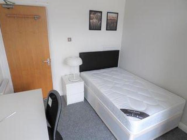 1 Bedrooms Terraced house for rent in Room 5, 43 Newsome Road, Huddersfield HD4