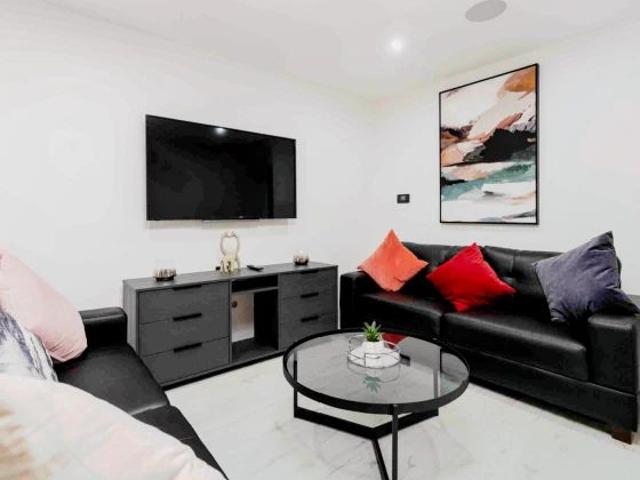 1 Beds 3 Baths