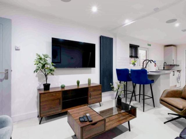 1 Beds 4 Baths