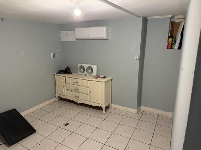 1 block From 7 train Queens/woodside 10 min 3 man
