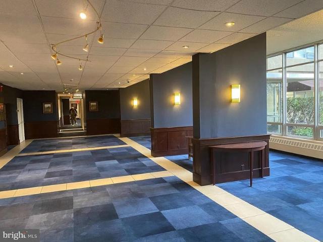 1 br wDen Deluxe 1030 E Lancaster Ave #326