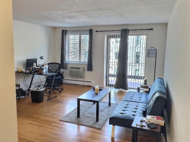 1 Br, 1 bath, Townhouse/Brownstone/RowHouse 1039 Commonwealth Avenue
