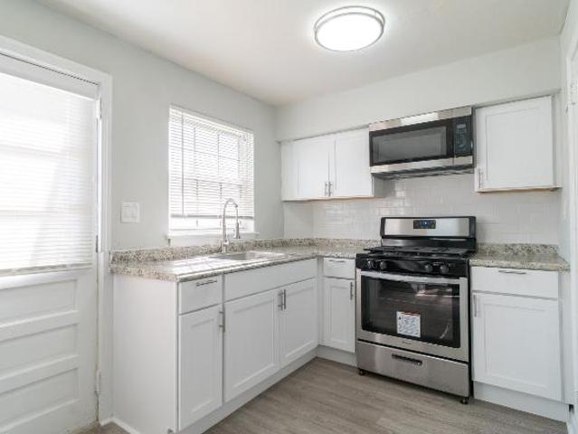 1 Br, 1 bath, Townhouse/Brownstone/RowHouse 124 Yorke St