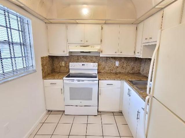 1 Br, 1 bath, Townhouse/Brownstone/RowHouse 15600 Northwest 7th Avenue