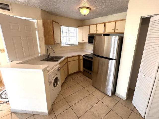 1 Br, 1 bath, Townhouse/Brownstone/RowHouse 1972 Lake Atriums Circle