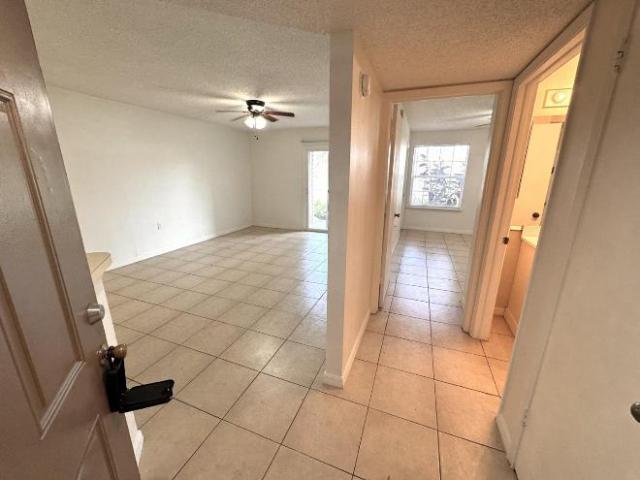 1 Br, 1 bath, Townhouse/Brownstone/RowHouse 1916 Lake Atriums Circle