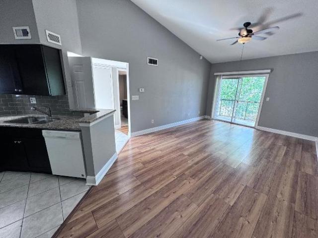 1 Br, 1 bath, Townhouse/Brownstone/RowHouse 1916 Lake Atriums Circle