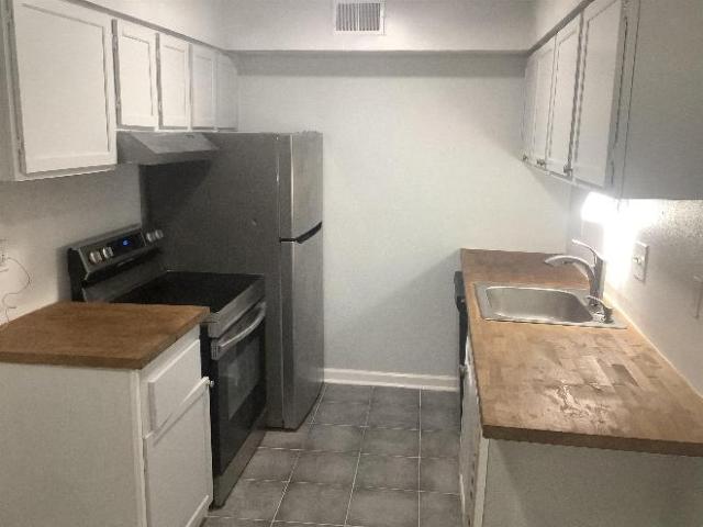 1 Br, 1 bath, Townhouse/Brownstone/RowHouse 213 Camelot Drive