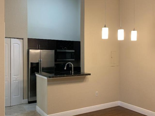 1 Br, 1 bath, Townhouse/Brownstone/RowHouse 2850 North Oakland Forest Drive