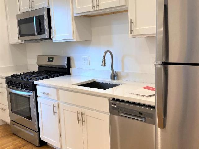 1 Br, 1 bath, Townhouse/Brownstone/RowHouse 32 Robinwood Avenue
