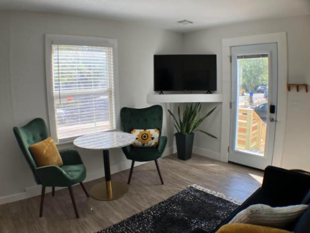 1 Br, 1 bath, Townhouse/Brownstone/RowHouse 3901 N Flynn Ave