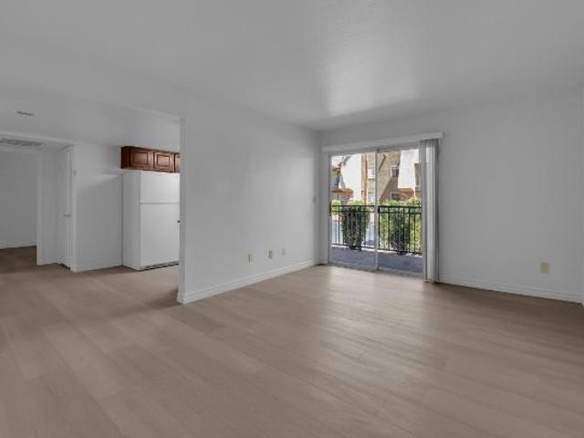 1 Br, 1 bath, Townhouse/Brownstone/RowHouse 4921 Indian River Dr