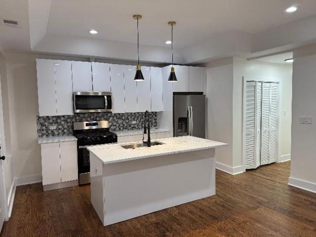 1 Br, 1 bath, Townhouse/Brownstone/RowHouse 4927 South Prairie Avenue Unit Bs