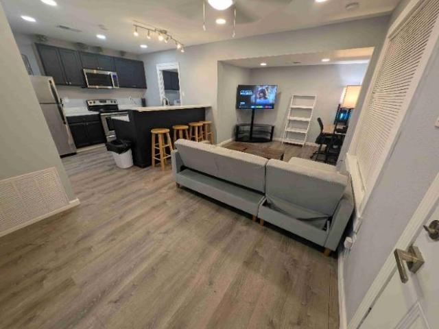 1 Br, 1 bath, Townhouse/Brownstone/RowHouse 907 N Gregg St