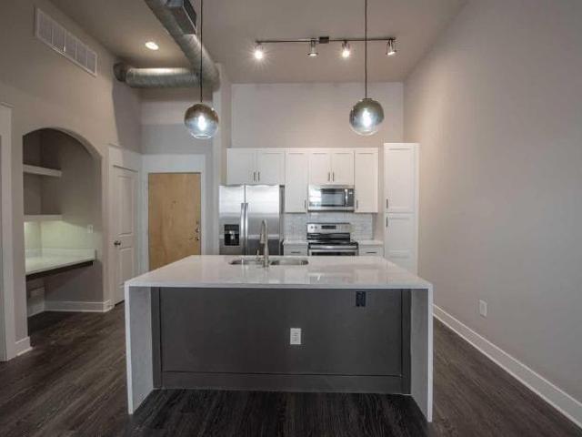 1 Br, 1 bath, Apartment 1050 Lake Carolyn Pkwy
