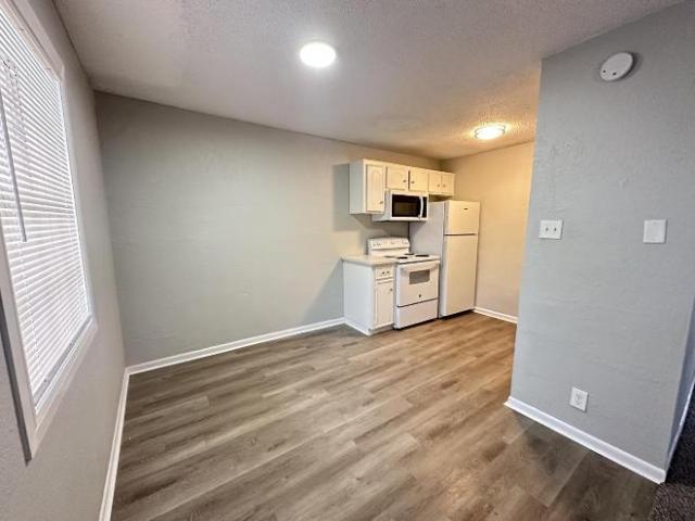 1 Br, 1 bath, Apartment 105 Cemetery Road