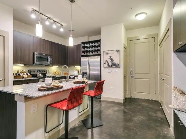 1 Br, 1 bath, Apartment 1071 Lake Carolyn Parkway