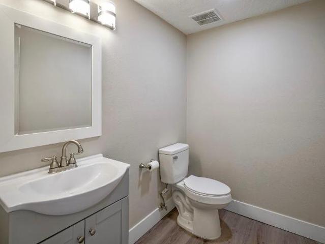 1 Br, 1 bath, Apartment 10800 Comanche Rd NE
